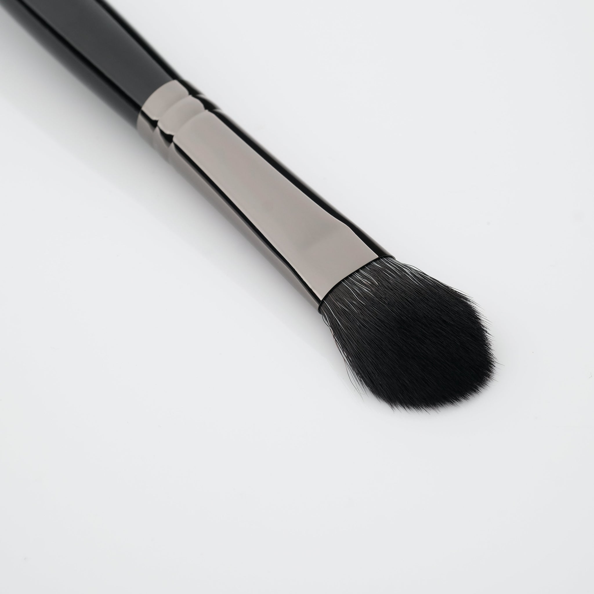 Z4: SMALL SLANTED CONCEALER/HIGLIGHTER BRUSH