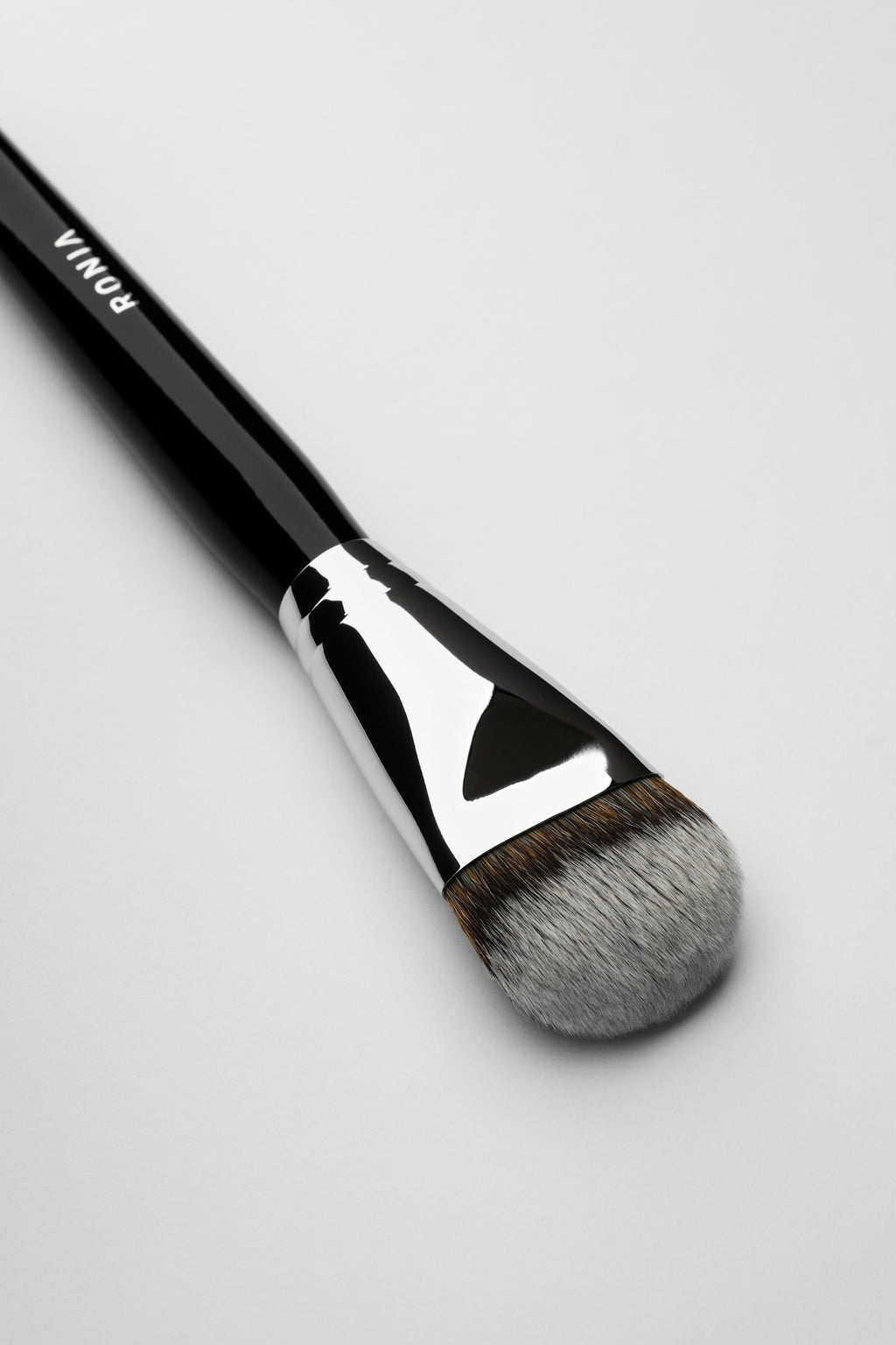 F14: Wide slanted foundation blender brush – Ronia Makeup House